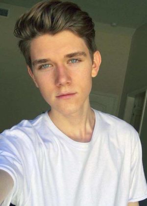 Devan Key Height, Weight, Age, Girlfriend, Family, Facts, Biography