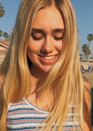 Emily Skinner Height, Weight, Age, Boyfriend, Family, Facts, Biography