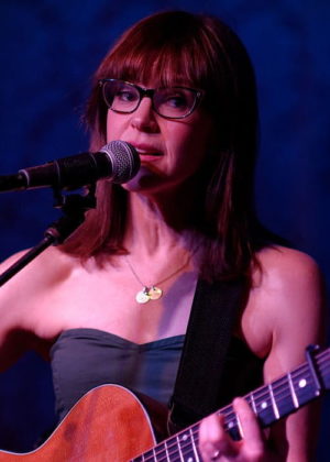Lisa Loeb Height, Weight, Age, Spouse, Family, Facts, Biography