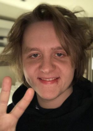 Lewis Capaldi Height, Weight, Age, Girlfriend, Family, Facts, Biography