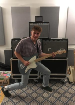 Sam Fender Height, Weight, Age, Girlfriend, Family, Facts, Biography