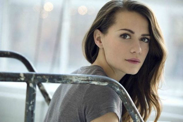 Joy Lenz Height, Weight, Age, Boyfriend, Family, Facts, Biography