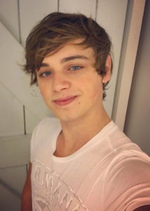 Dean-Charles Chapman Height, Weight, Age, Girlfriend, Family, Biography