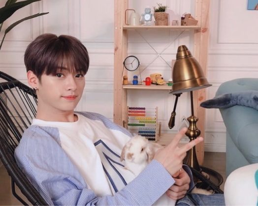 Lee Know Height, Weight, Age, Girlfriend, Family, Facts, Biography