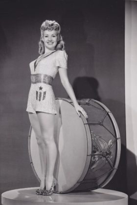 Betty Grable Height, Weight, Age, Boyfriend, Family, Facts, Biography