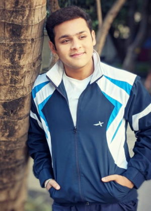 Dev Joshi Height, Weight, Age, Girlfriend, Family, Facts, Biography