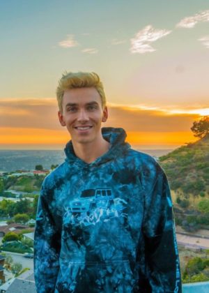 Stephen Sharer Height, Weight, Age, Girlfriend, Family, Facts, Biography