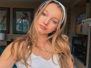 Sharlize True Height, Weight, Age, Boyfriend, Religion, Education, Family