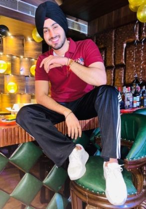 Rohanpreet Singh Height, Weight, Age, Spouse, Family, Facts, Biography